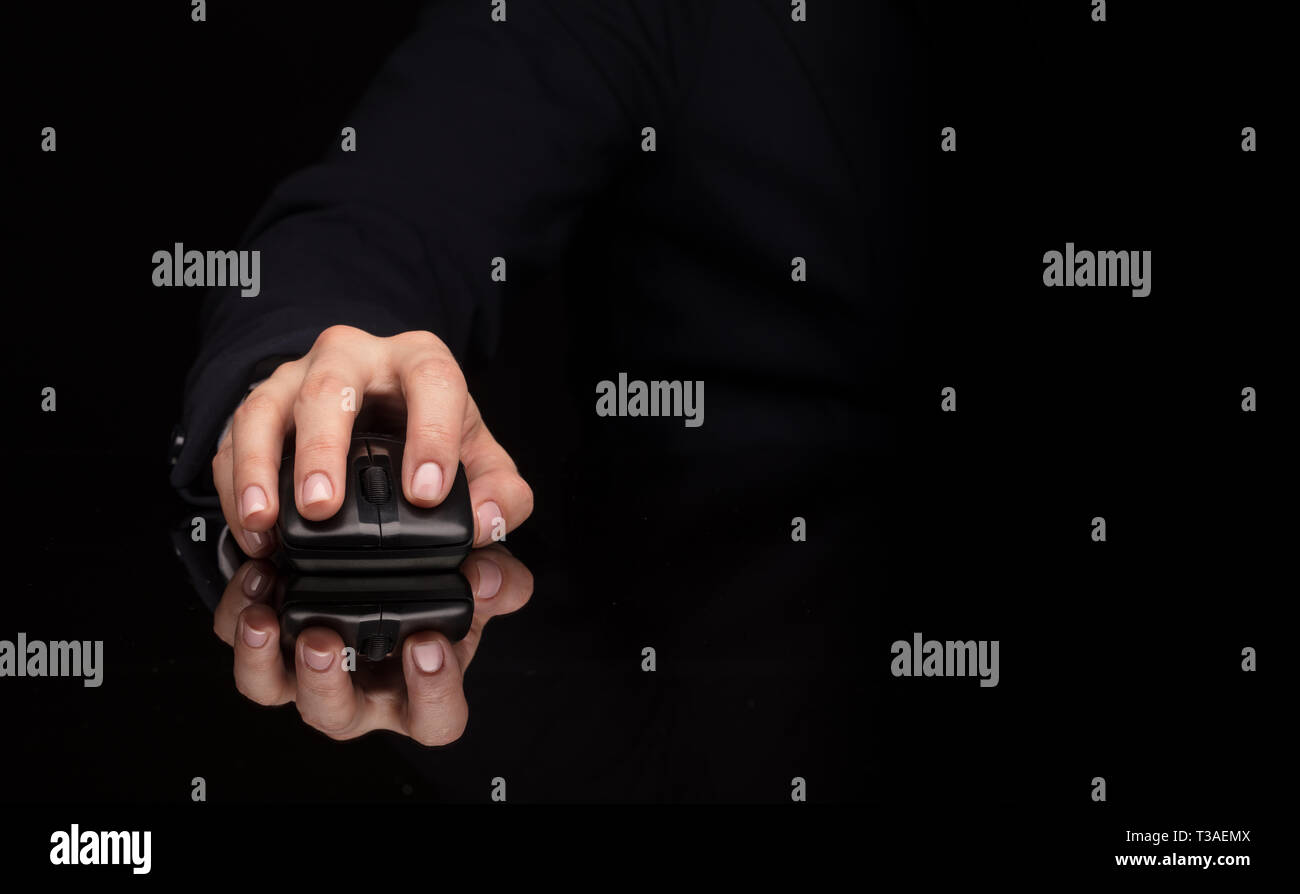 Hand using wireless mouse in a dark environment Stock Photo - Alamy