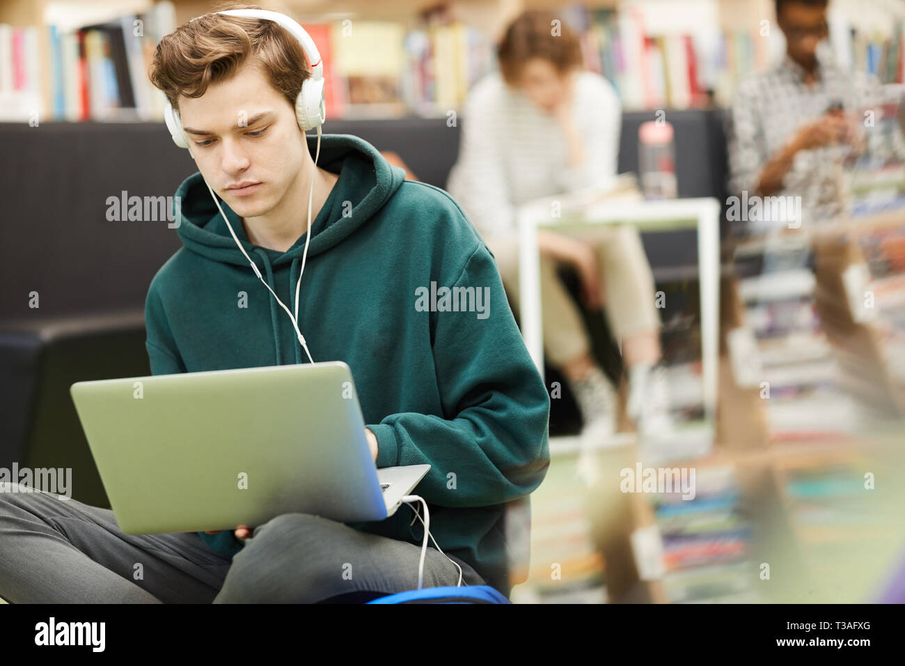 Student laptop library boy hi-res stock photography and images - Alamy