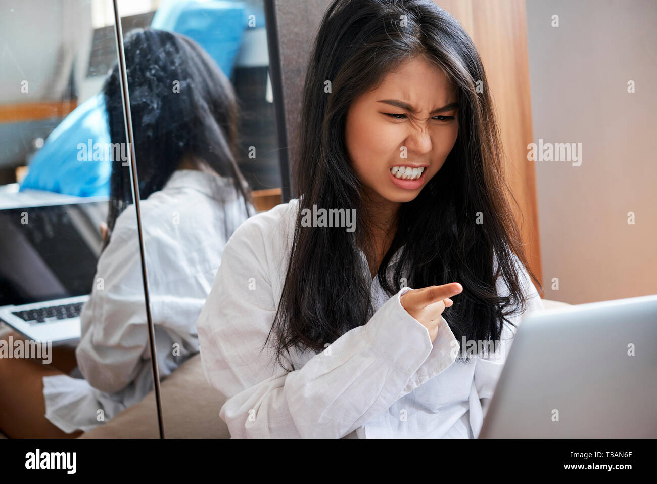 Woman angry with computer Stock Photo - Alamy