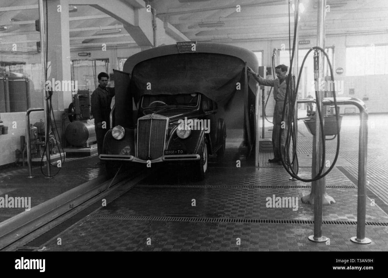 Historical car wash hi-res stock photography and images - Alamy