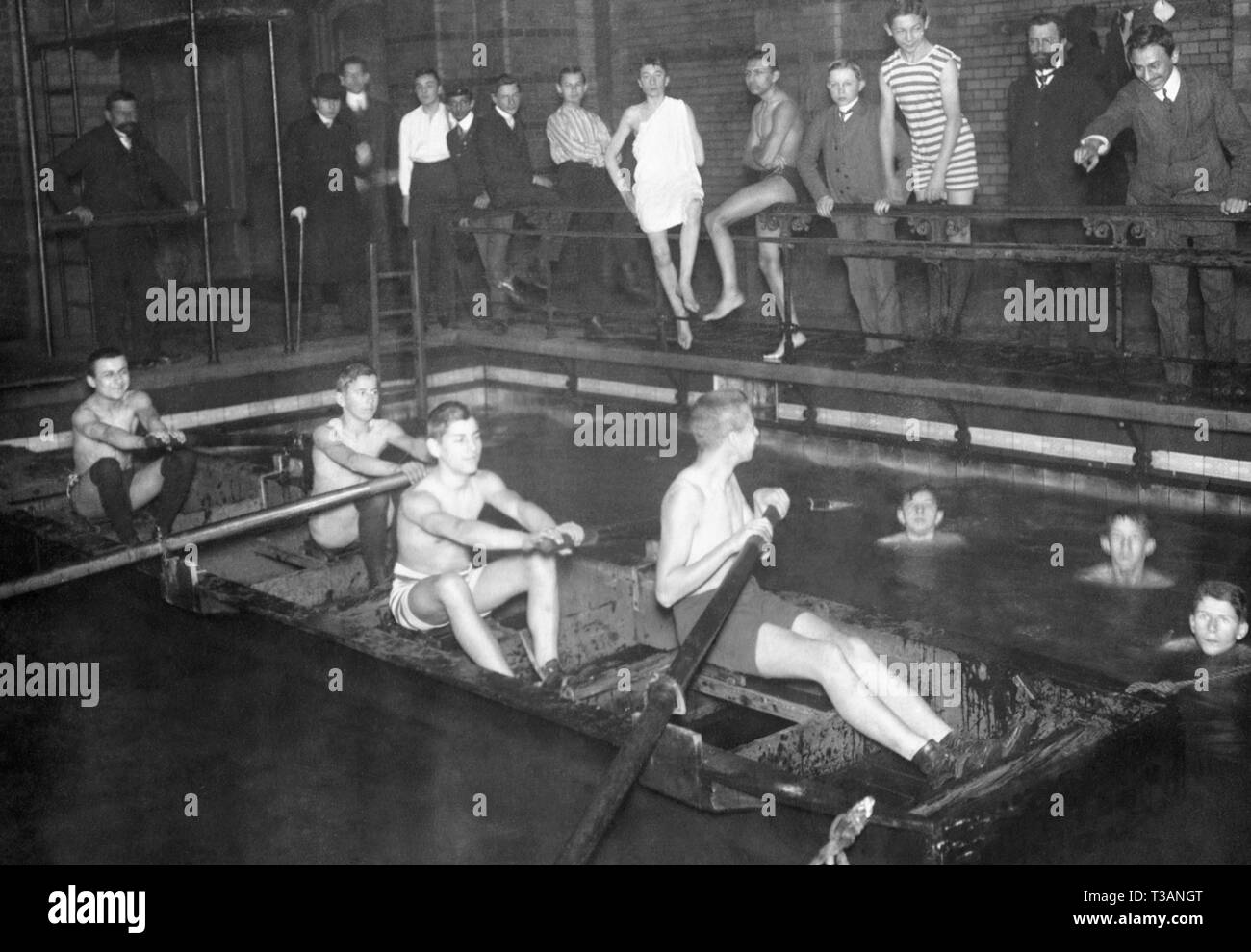 Rowing pool hi-res stock photography and images - Alamy