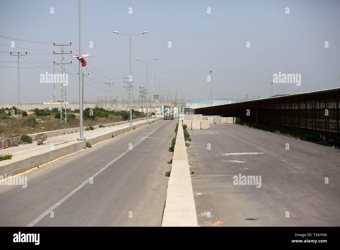 Beit Hanoun, Gaza Strip, Palestinian Territory. 7th Apr, 2019. A truck ...