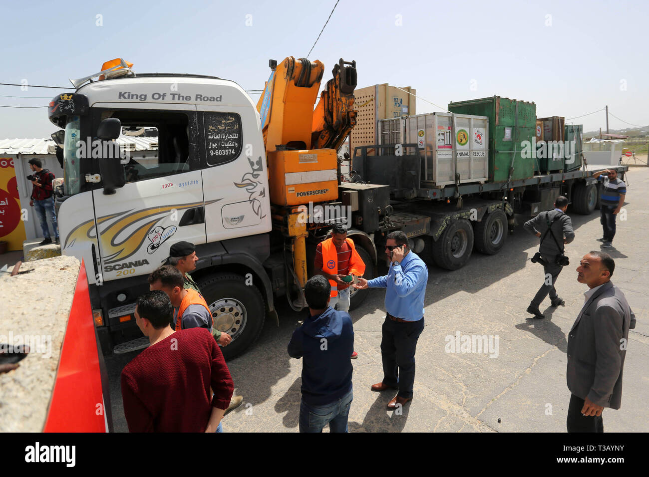 Beit Hanoun, Gaza Strip, Palestinian Territory. 7th Apr, 2019. A truck ...