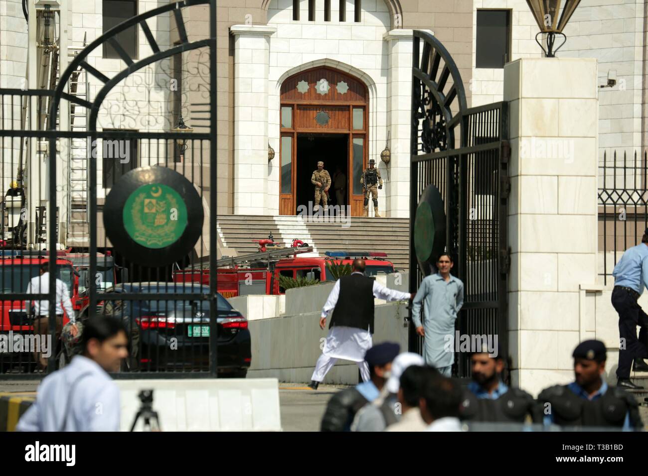 (190408) -- ISLAMABAD, April 8, 2019 (Xinhua) -- Security officials ...