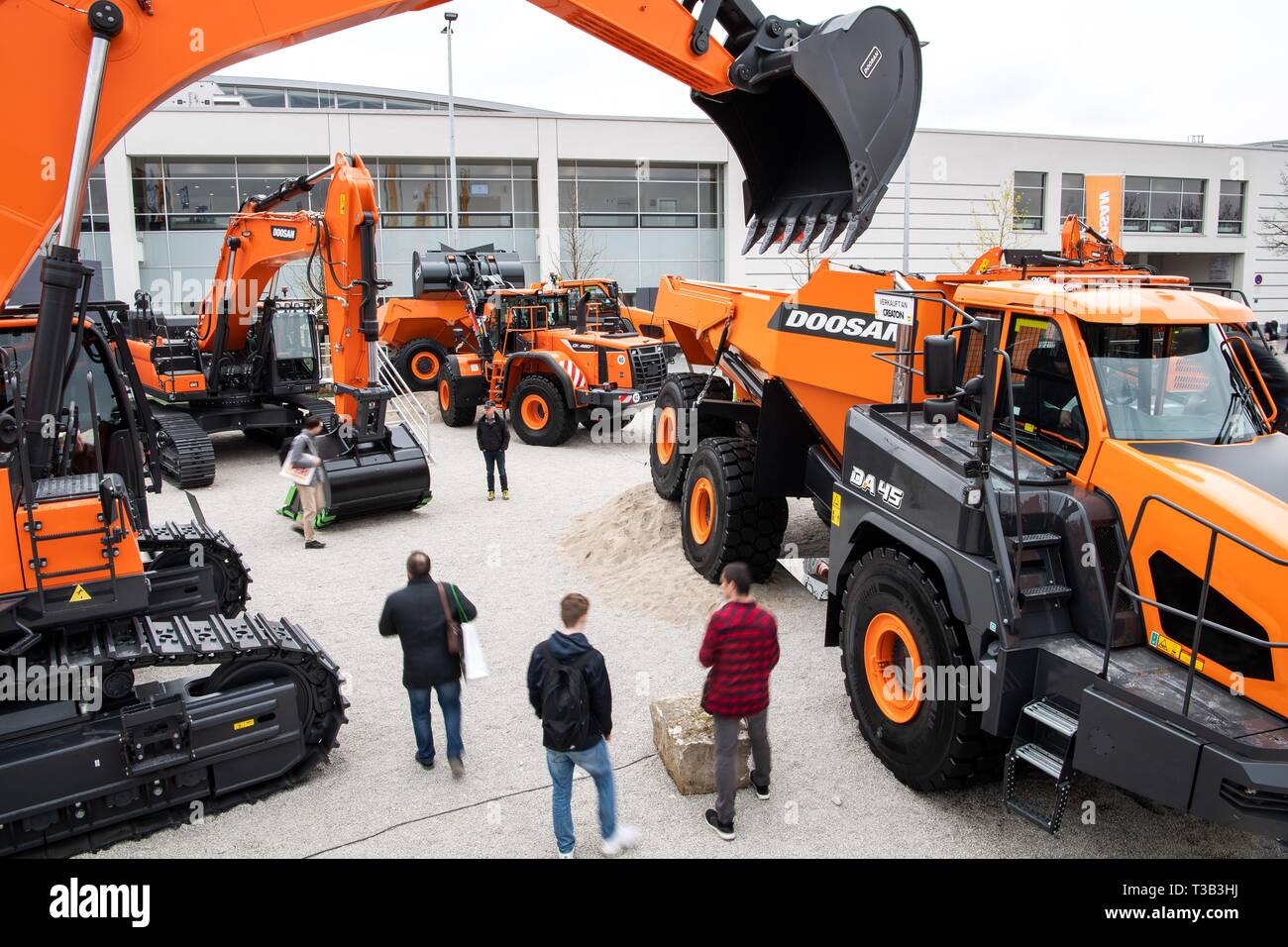 Munich, Germany. 8th Apr 2019. Visitors walk between construction ...
