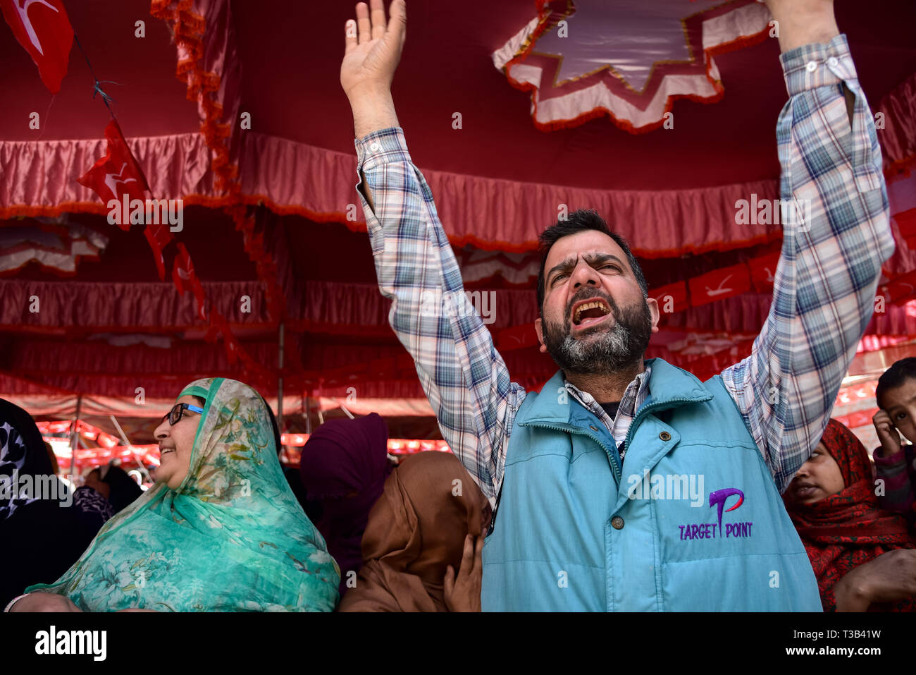 Srinagar, Kashmir. 8th Apr, 2019. A supporter of India's political ...