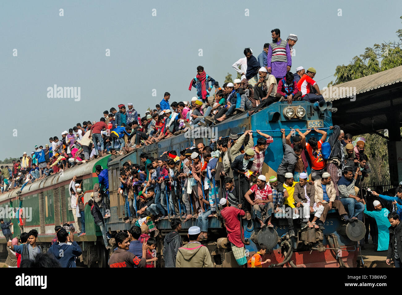 Overcrowded train loaded with pilgrims at the end of Bishwa Ijtema ...