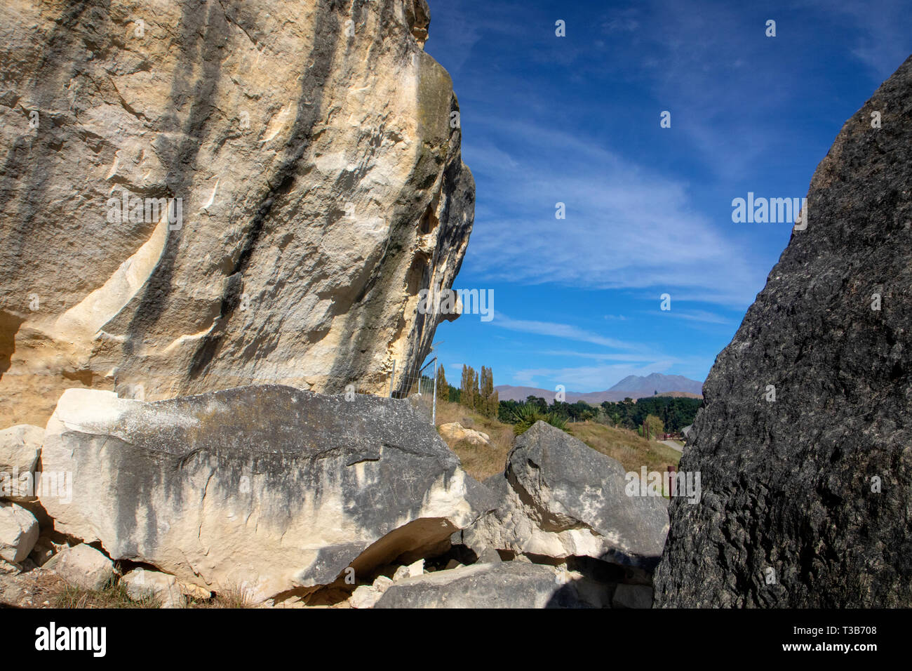 Limestone cliffs at the Takiroa Maori rock art site Stock Photo - Alamy