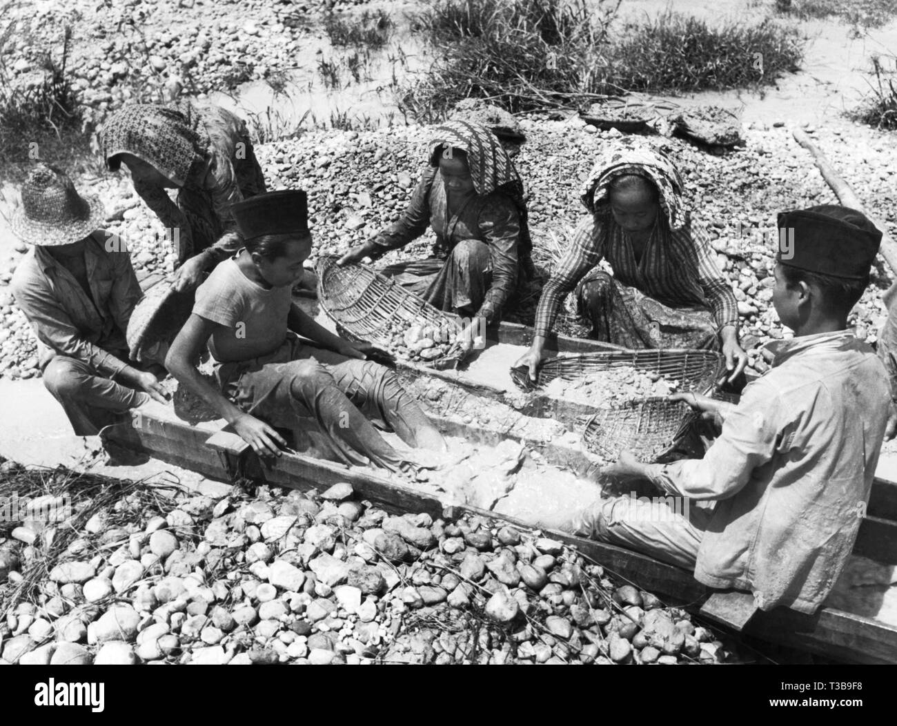 British Asia, Borneo, diamonds diggers, 1955 Stock Photo - Alamy