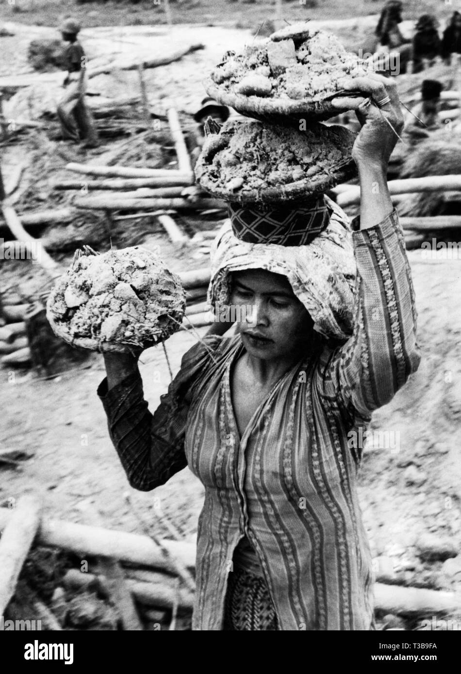 Gold digger woman hi-res stock photography and images - Alamy