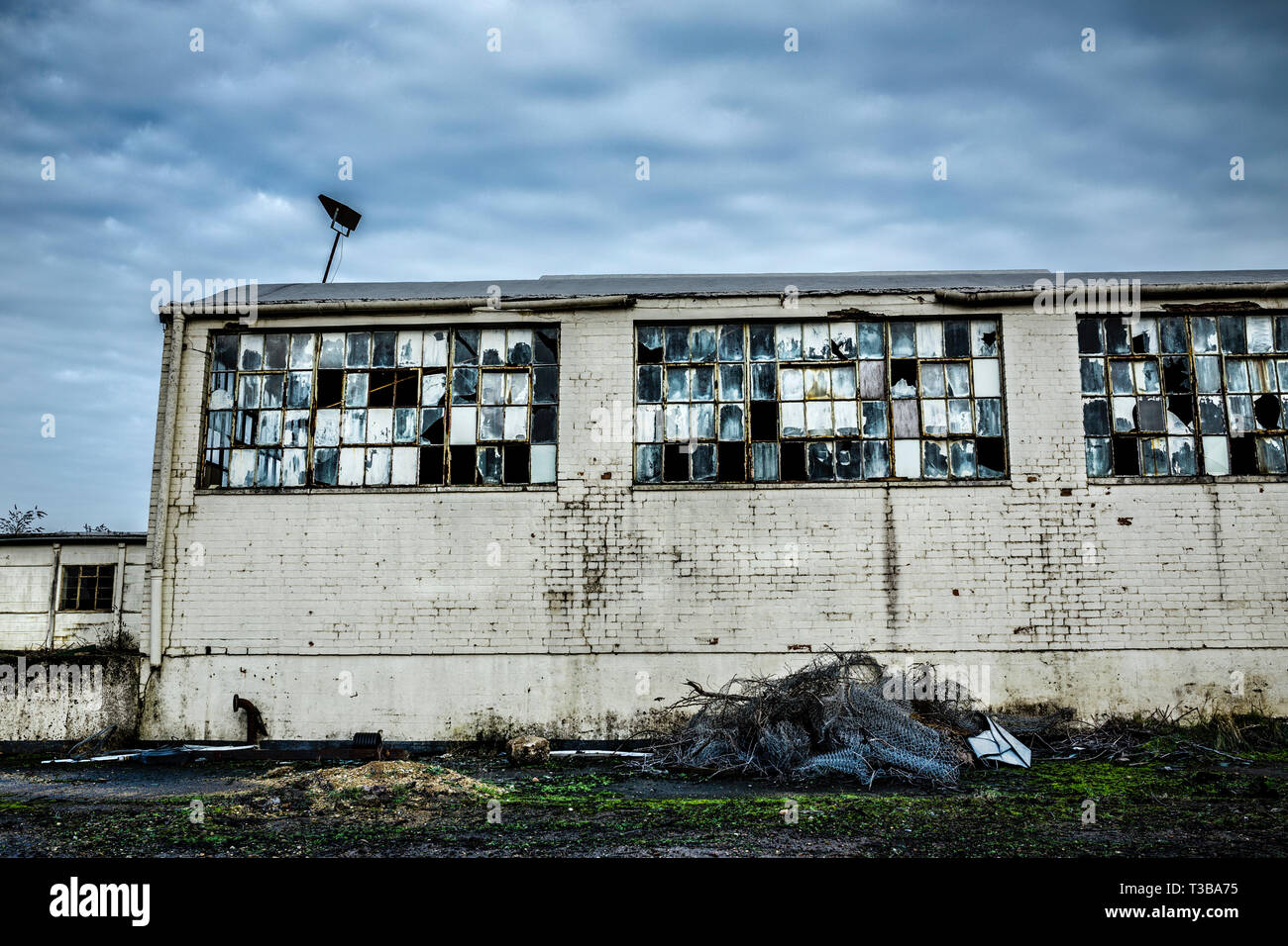 Abandoned broken windows hi-res stock photography and images - Alamy