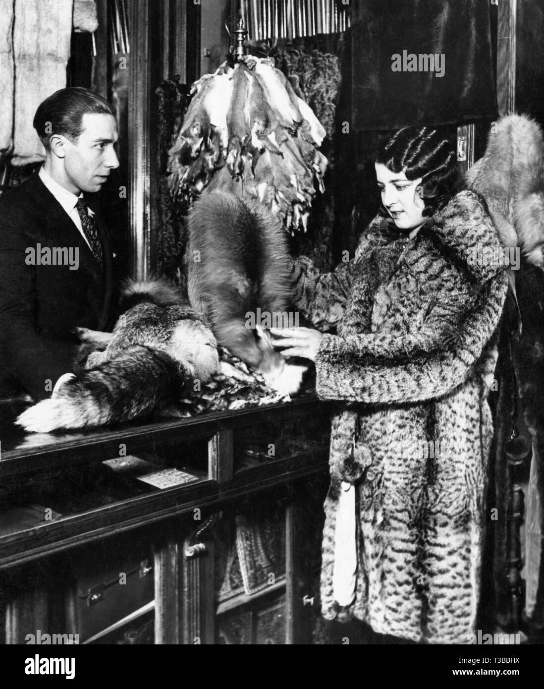 Furriers shop hi-res stock photography and images - Alamy