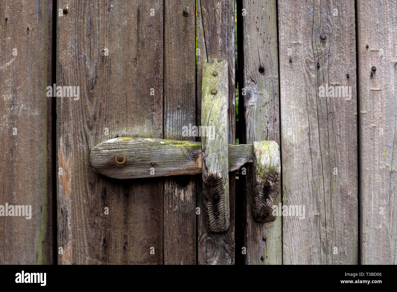 Rustic door latch hi-res stock photography and images - Alamy
