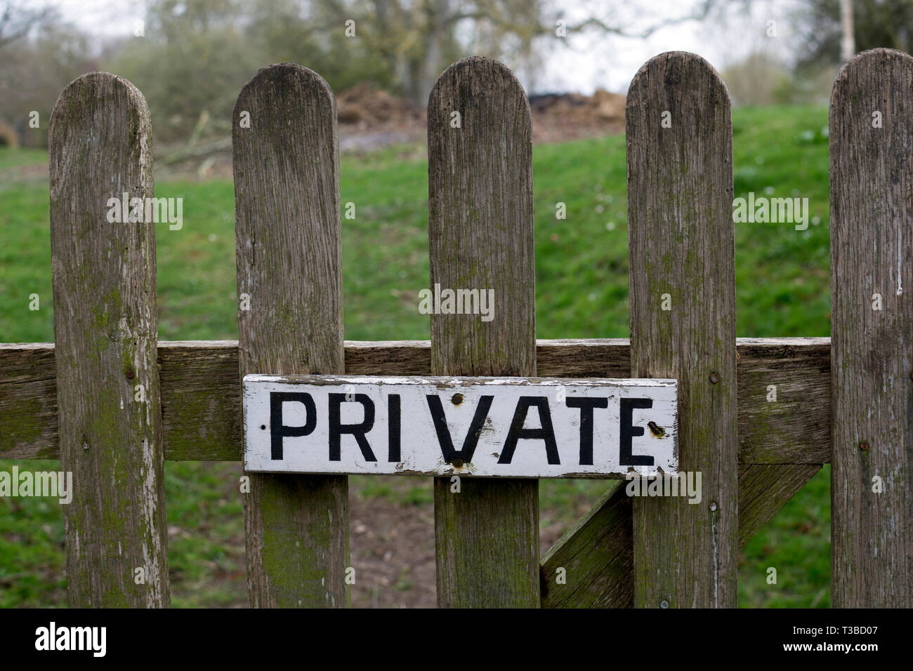 Private sign on a wooden gate, Warwickshire, UK Stock Photo - Alamy