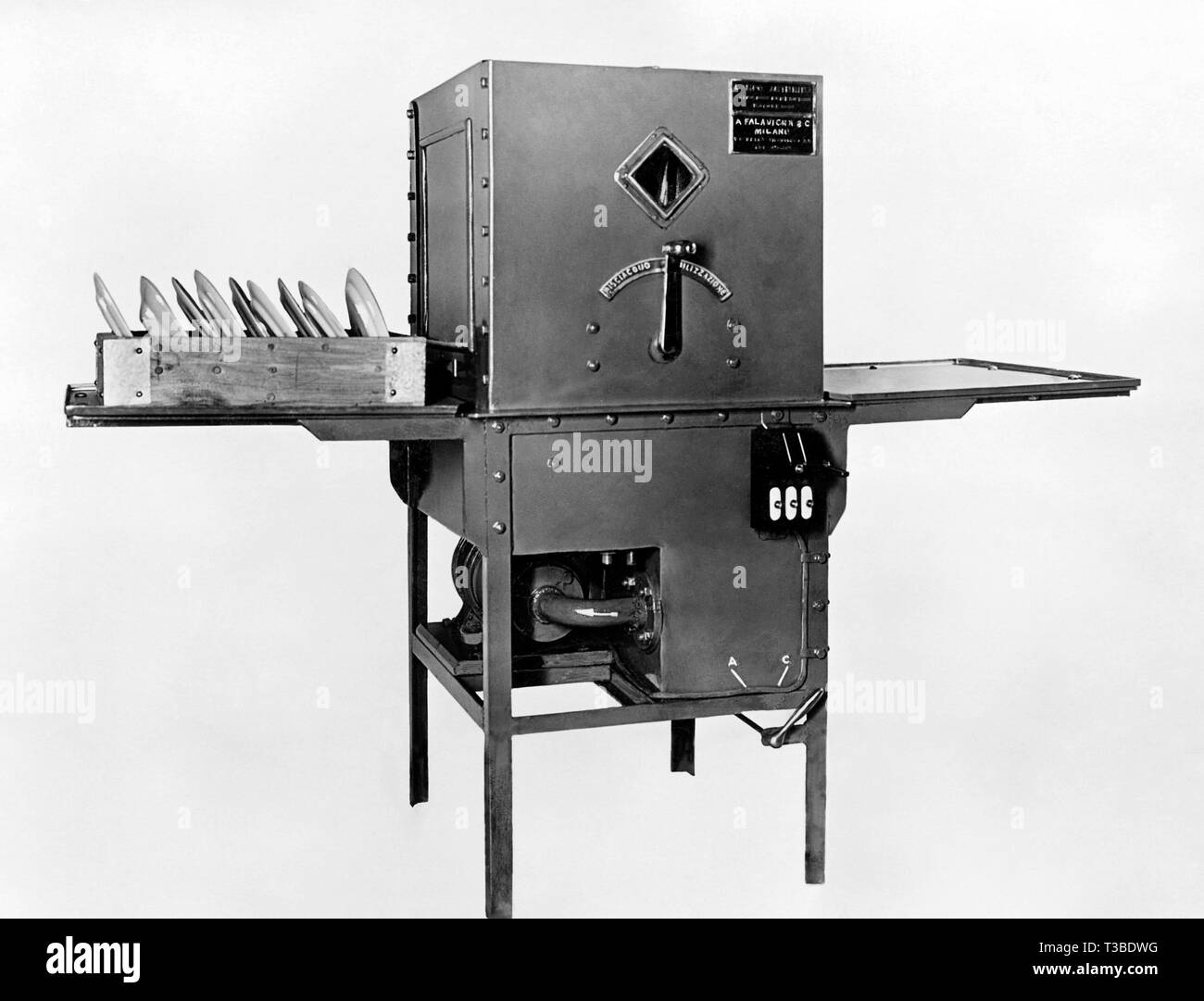 Dishwashers Black and White Stock Photos & Images - Alamy