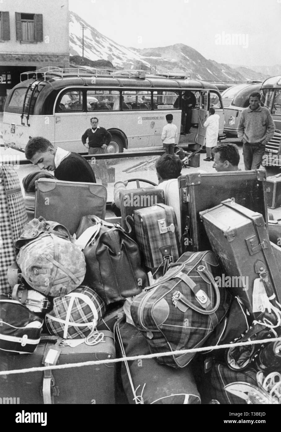 Men bus stop Black and White Stock Photos & Images - Alamy