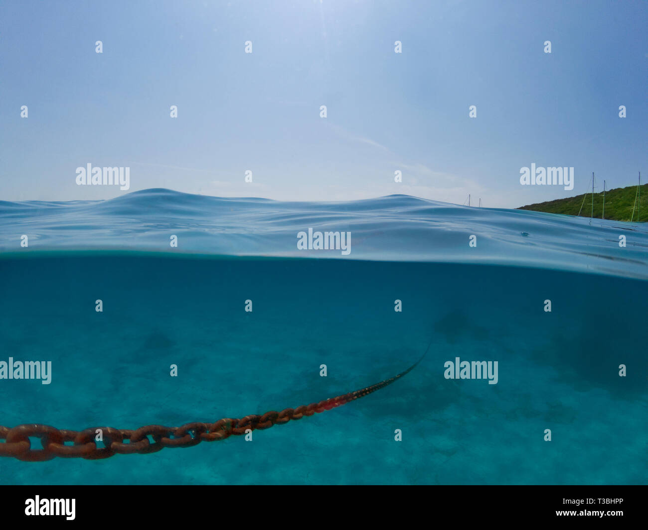 Underwater view of an anchor chain of a ship Stock Photo - Alamy