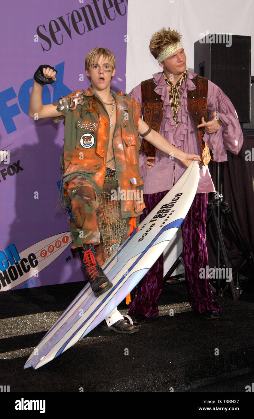 LOS ANGELES, CA. August 12, 2001: Pop stars AARON (left) & NICK CARTER ...