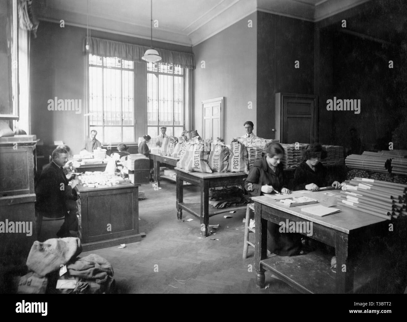 Women with bags archive hi-res stock photography and images - Alamy