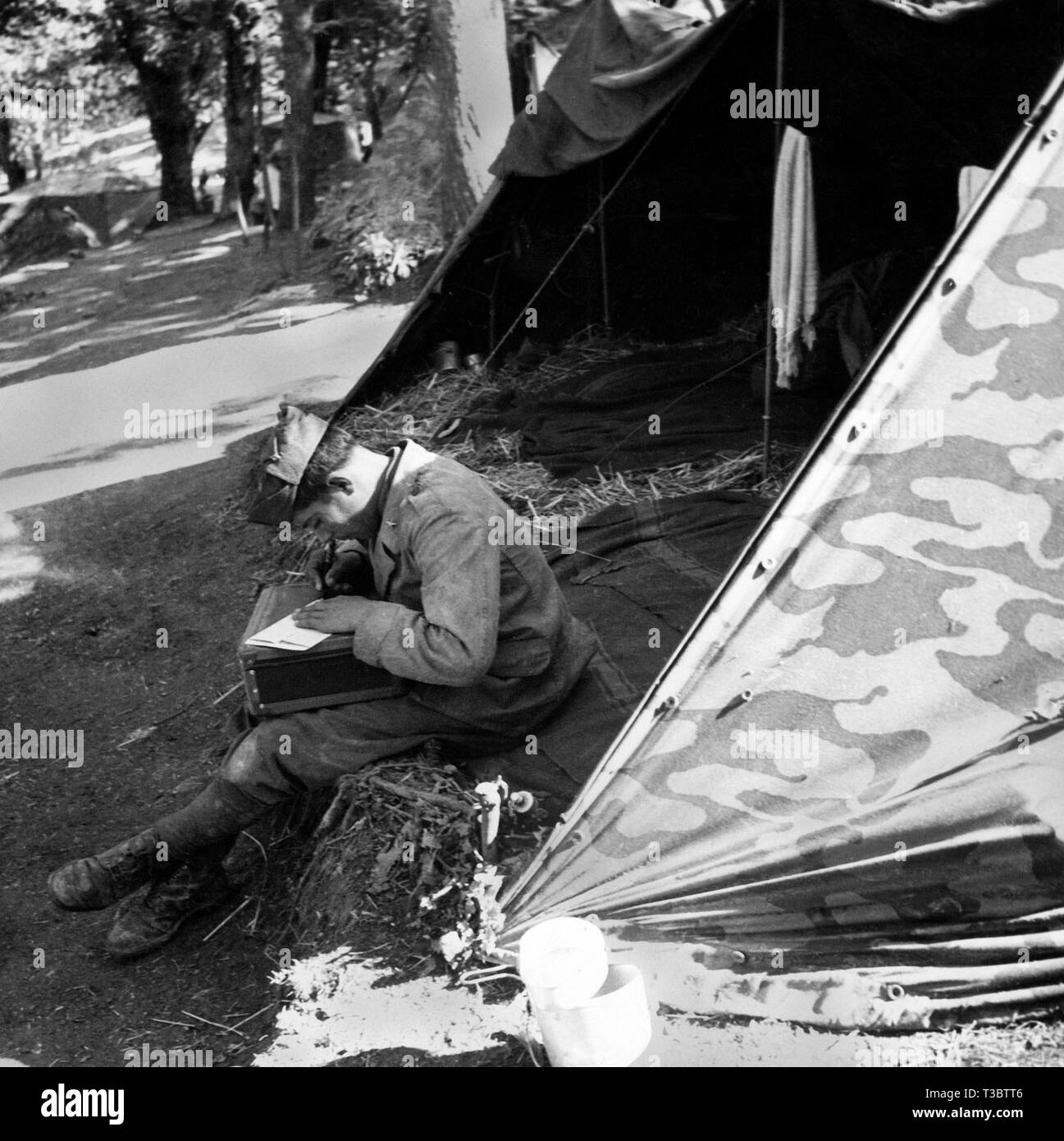 Soldier writing letter hi-res stock photography and images - Alamy