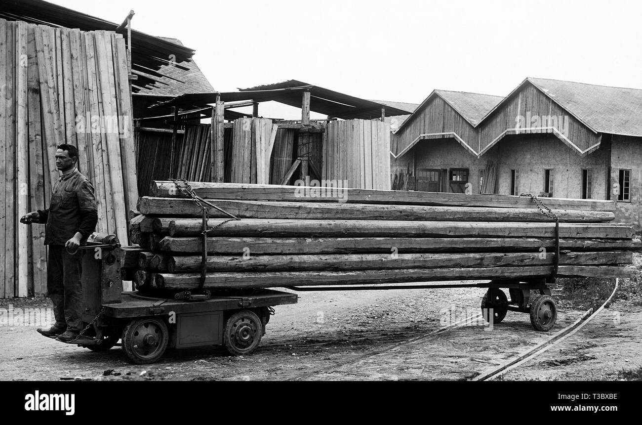 truck carrying wood, 1910-1920 Stock Photo - Alamy
