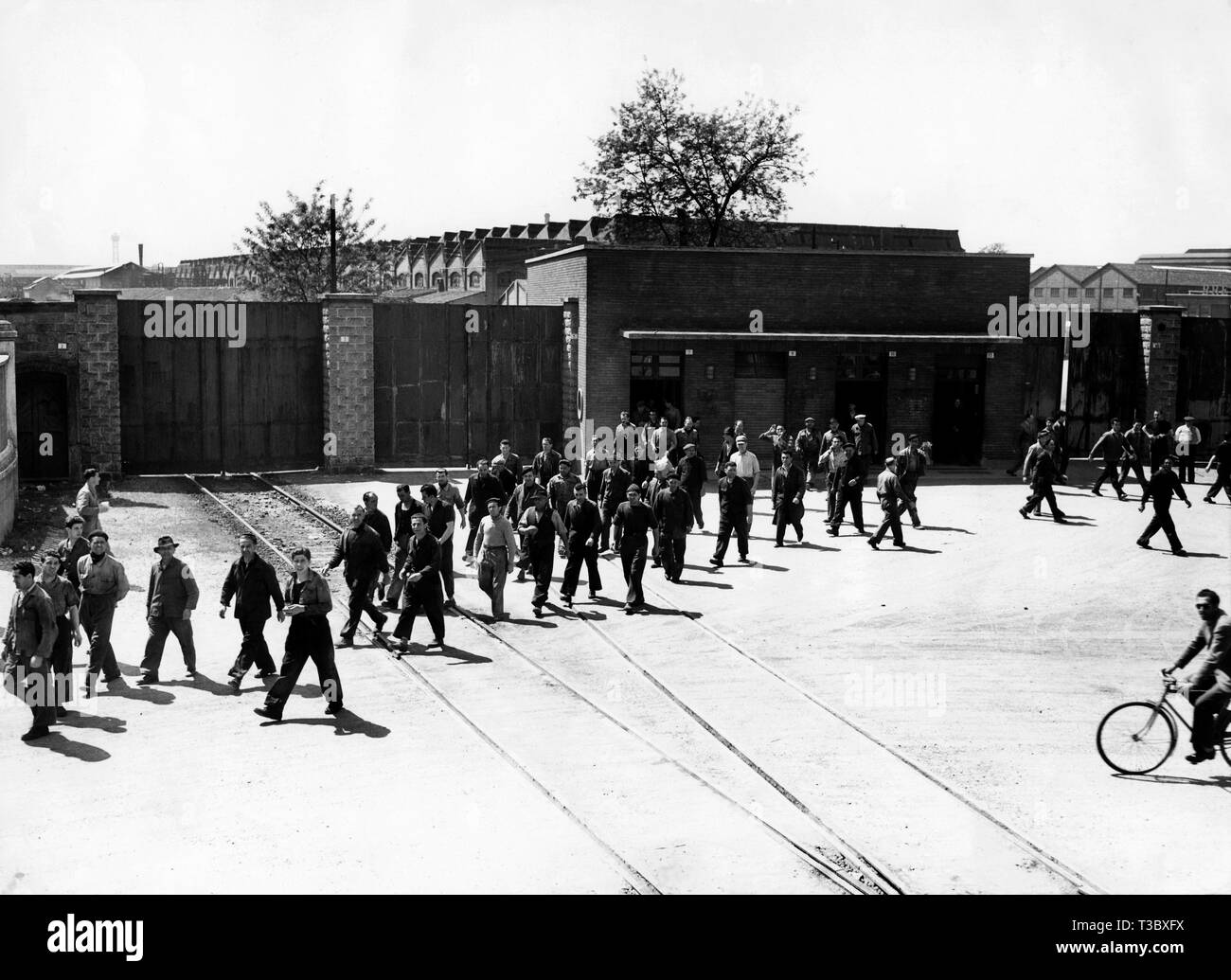 workers at the breda factory, italy 1963 Stock Photo - Alamy