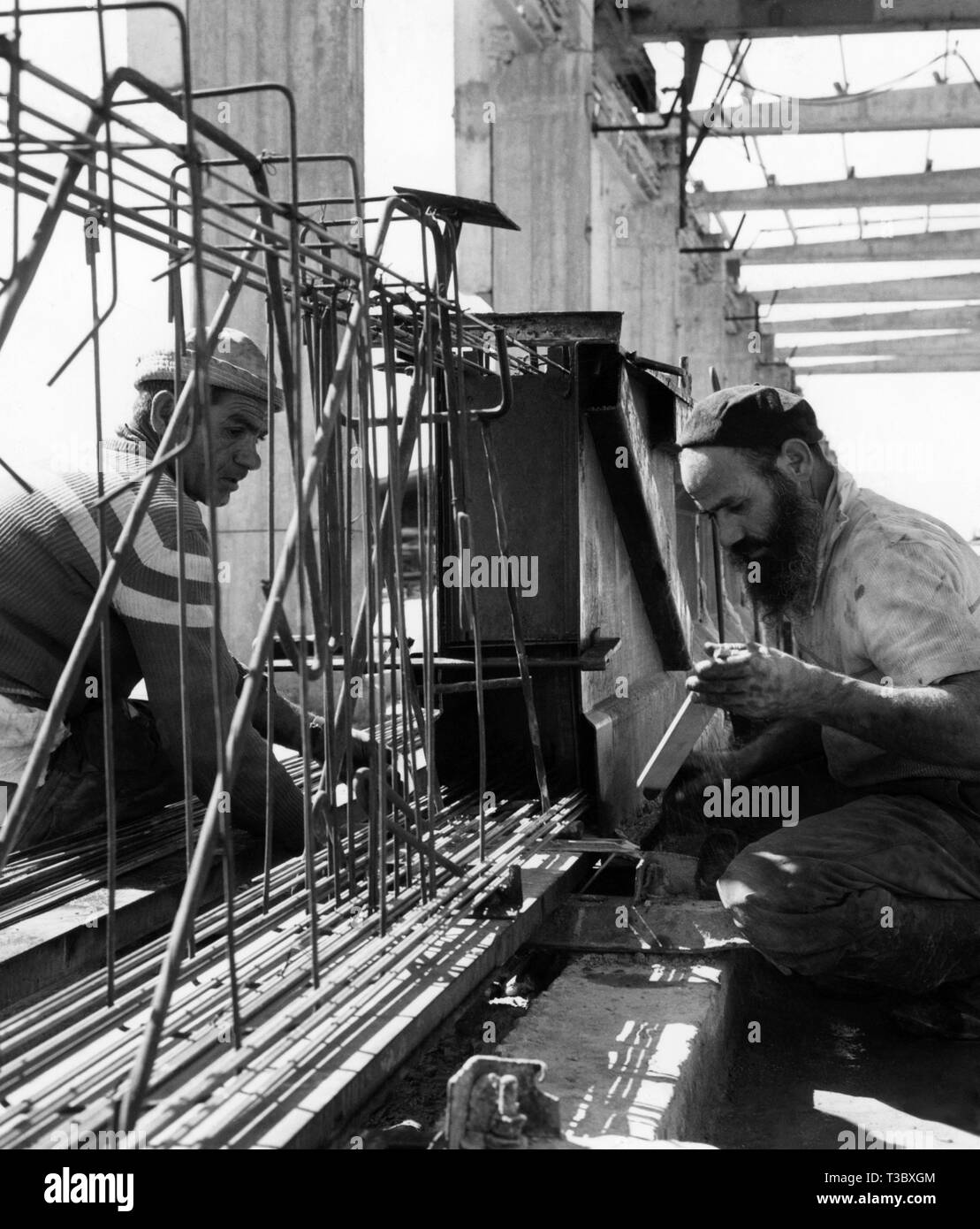 Construction industry middle east Black and White Stock Photos & Images ...