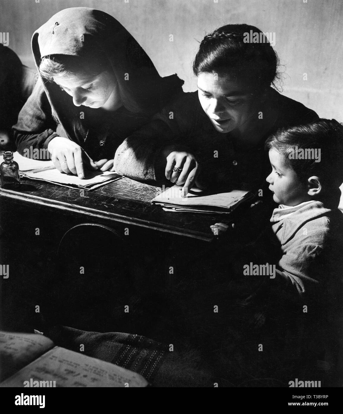 people learning to read Stock Photo - Alamy