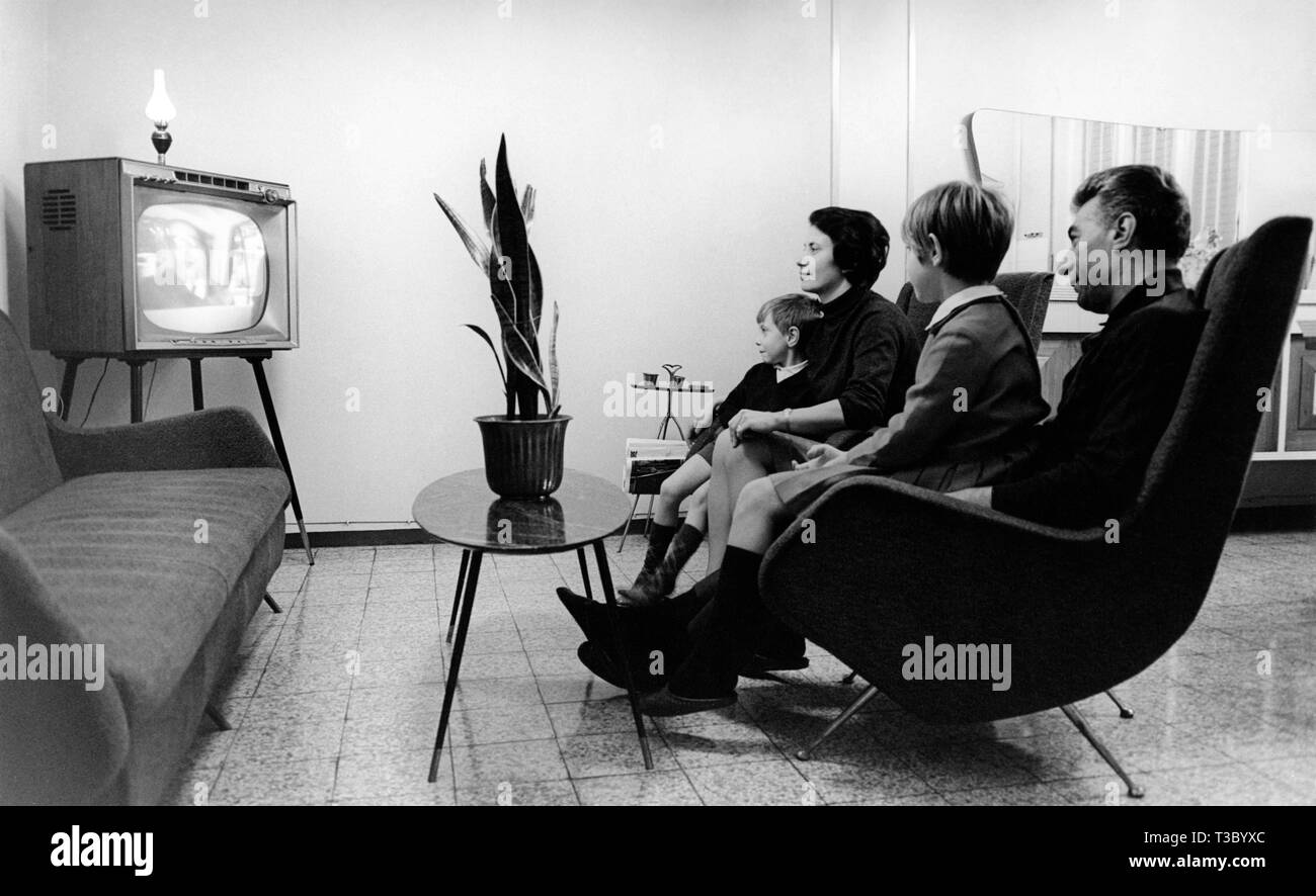 Black and white tv family hi-res stock photography and images - Alamy