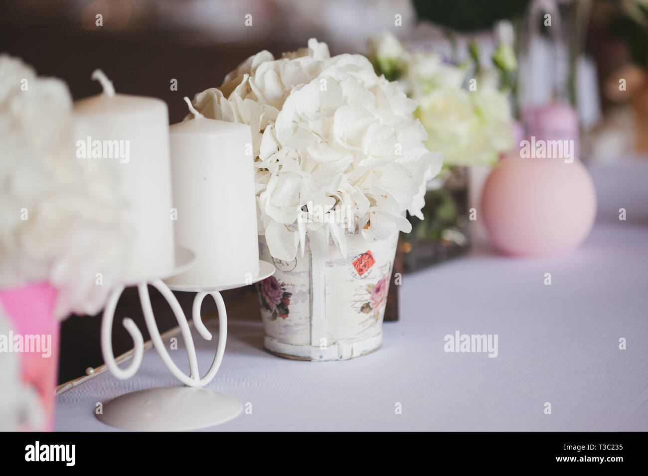 Beautiful tables hi-res stock photography and images - Alamy