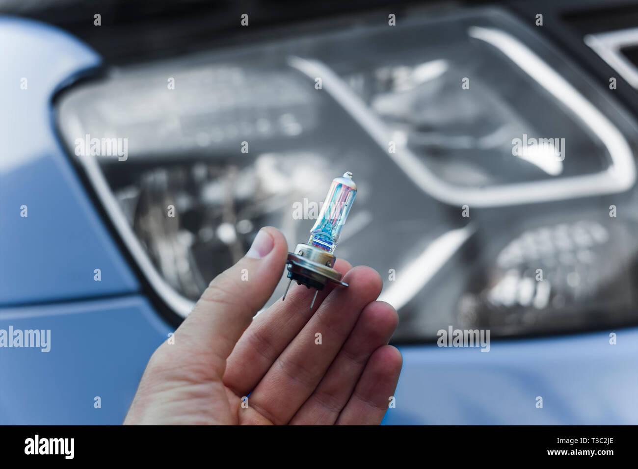 man hand changing light bulb on car headlight Stock Photo - Alamy