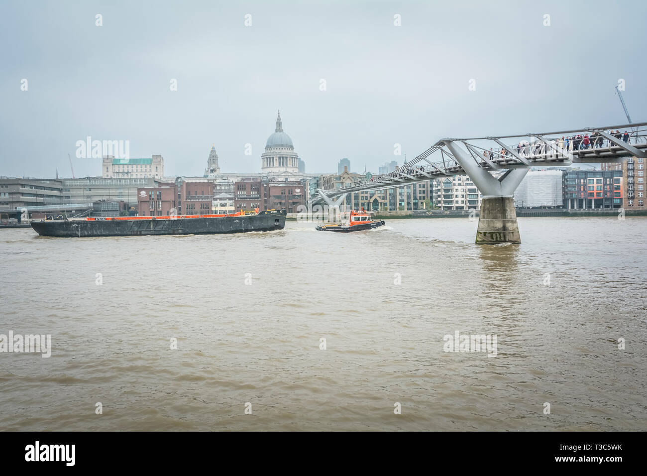 Tug boat traffic hi-res stock photography and images - Alamy