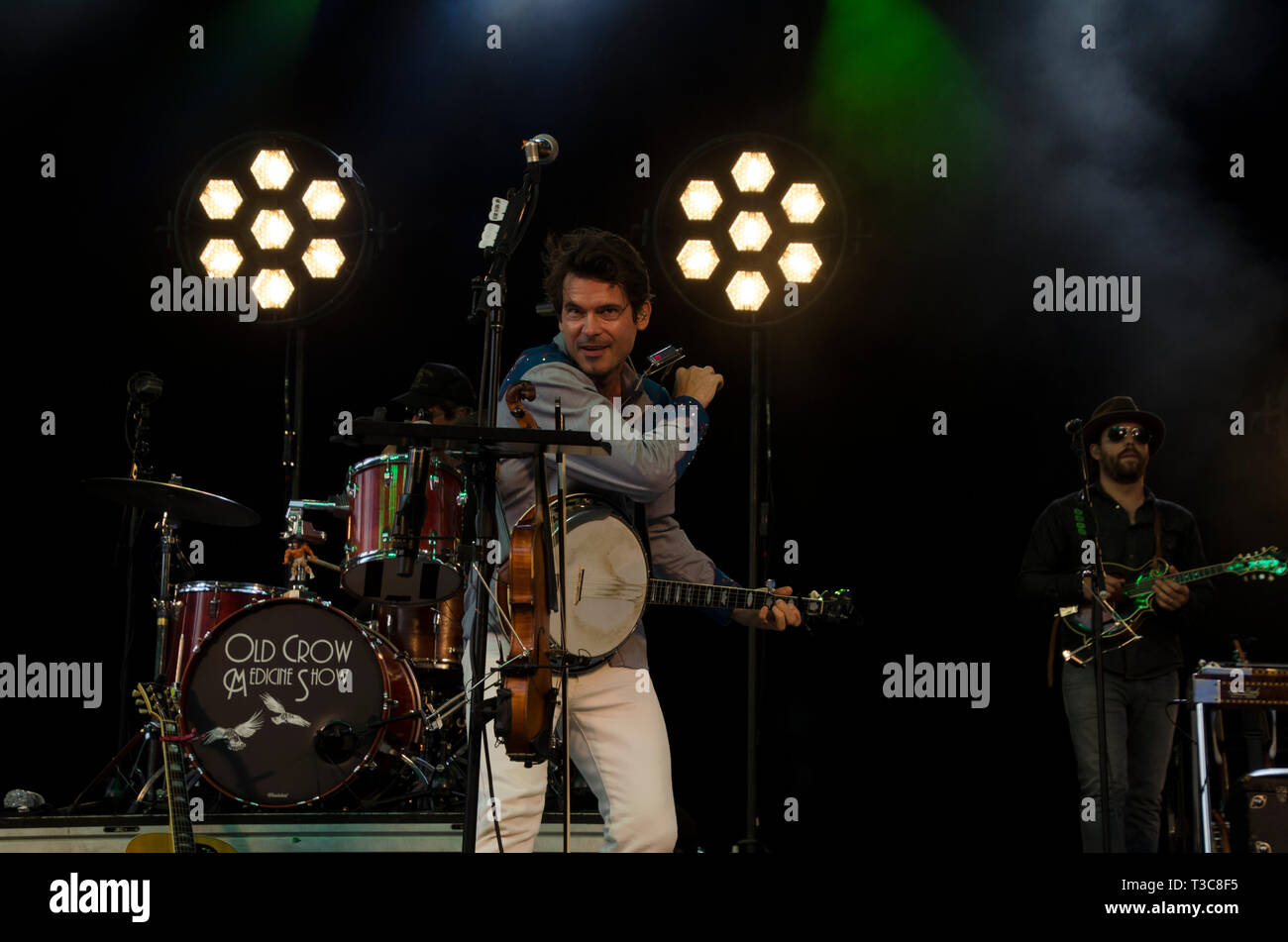 Ketch Secor performing with Americana string band Old Crow Medicine ...