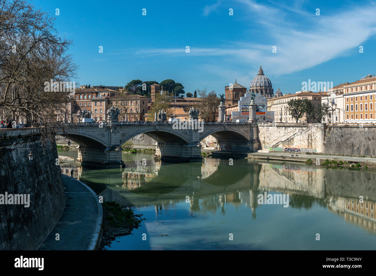 Historic buildings and the river hi-res stock photography and images ...