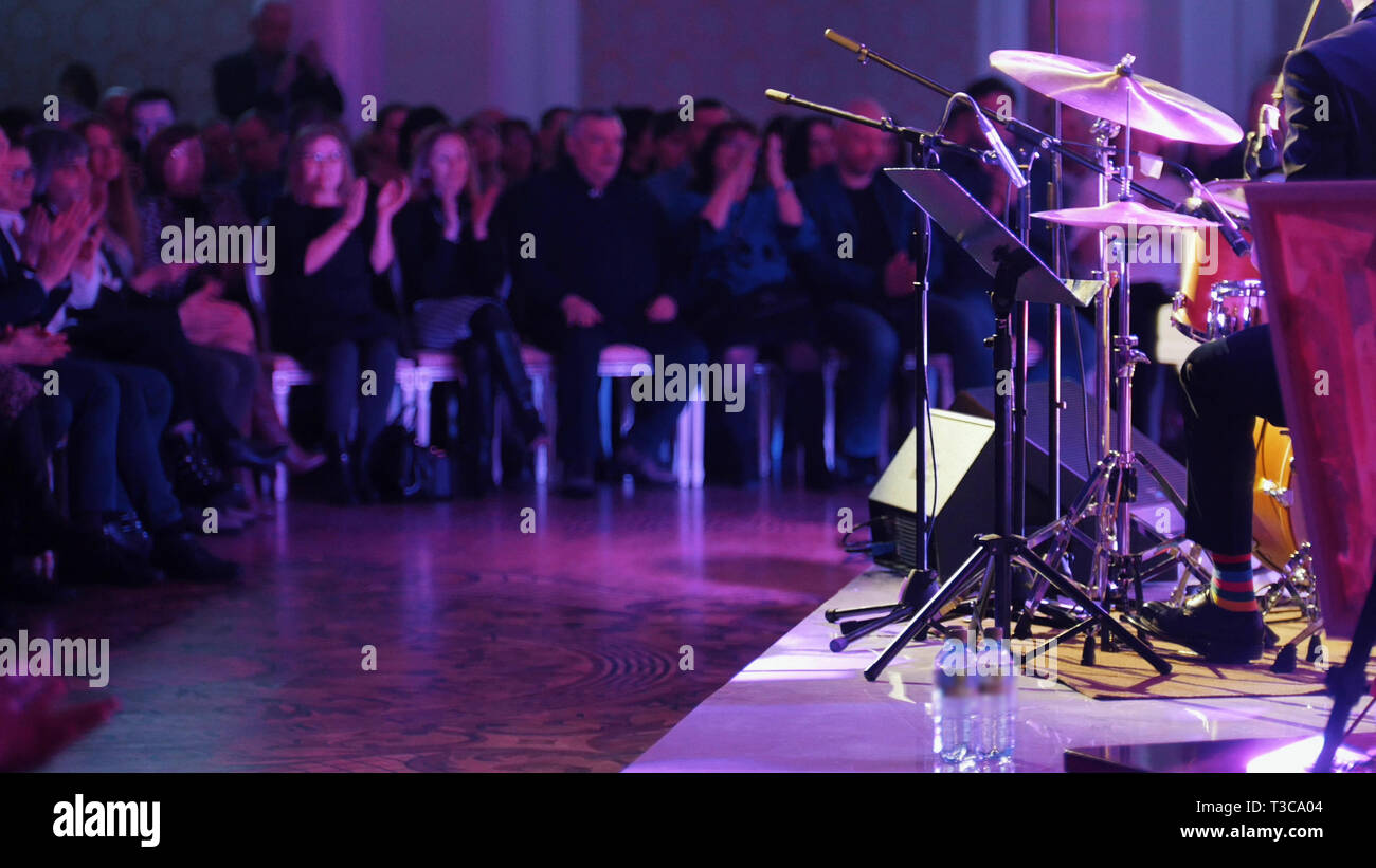 Performer clapping hands hi-res stock photography and images - Alamy