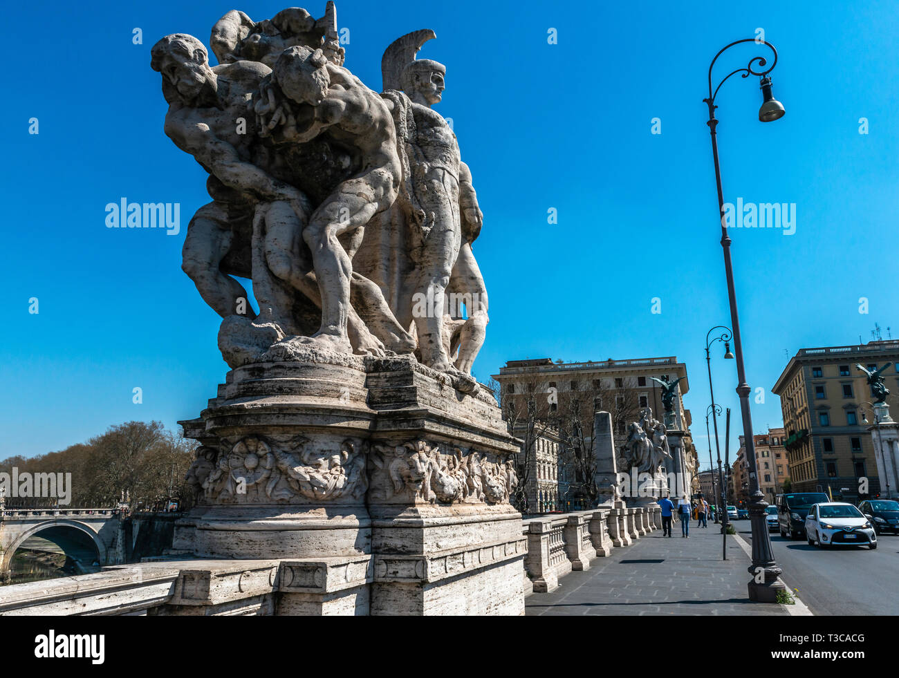 Statues over bridge hi-res stock photography and images - Alamy