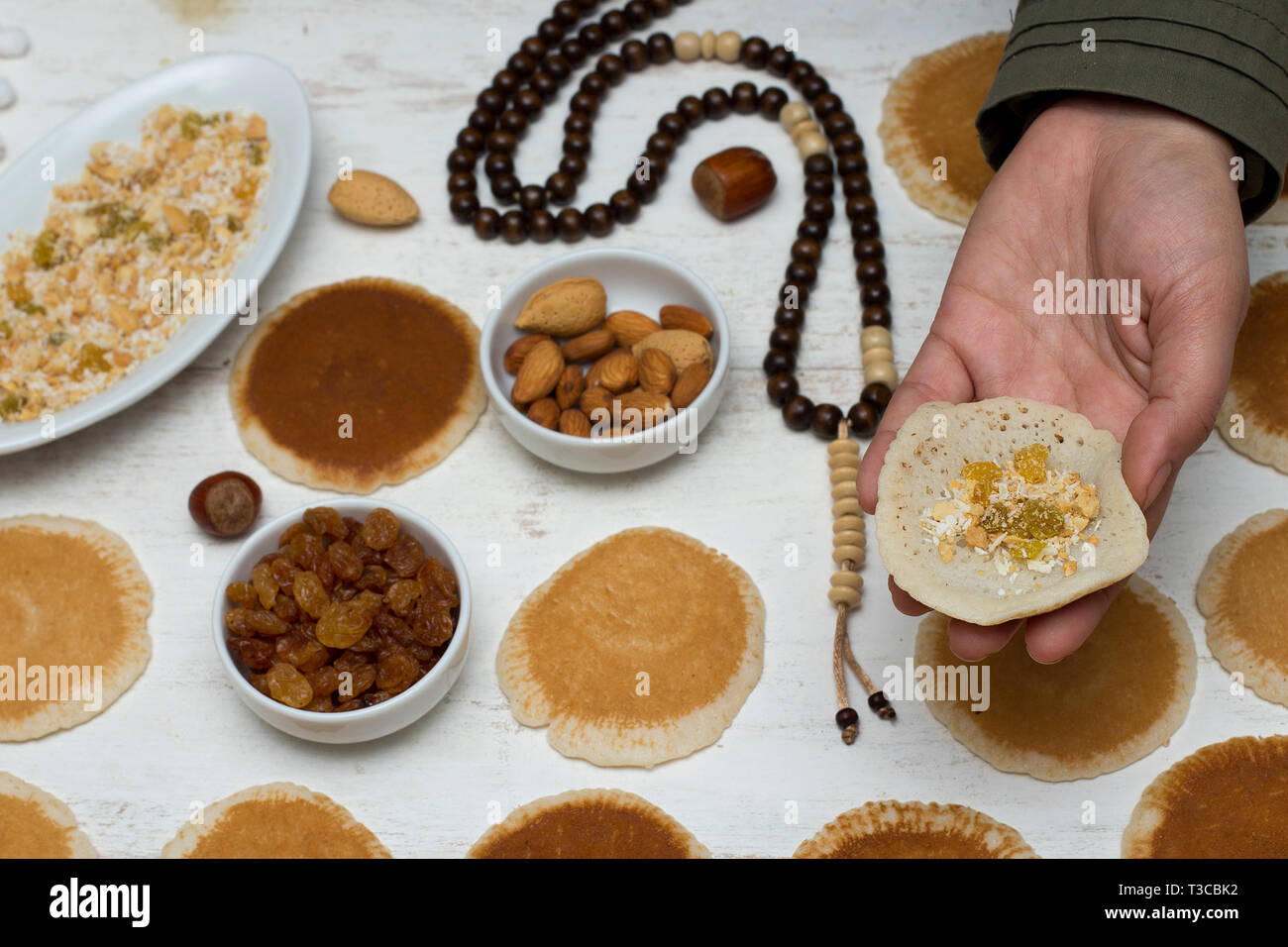 Qatayef - Muslim woman making katayef , traditional middle eastern ...