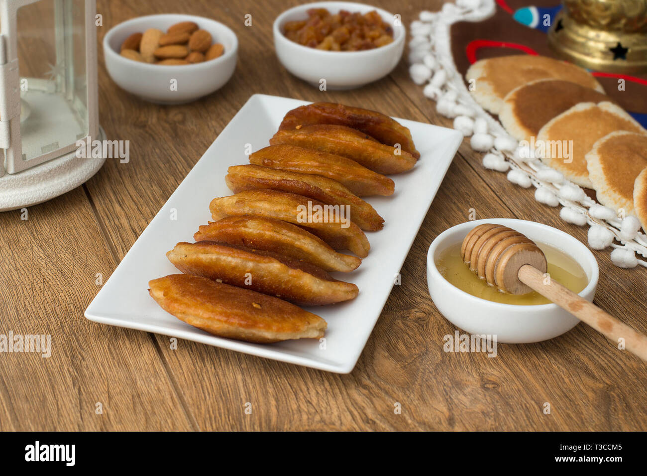 Middle eastern sweets hi-res stock photography and images - Alamy