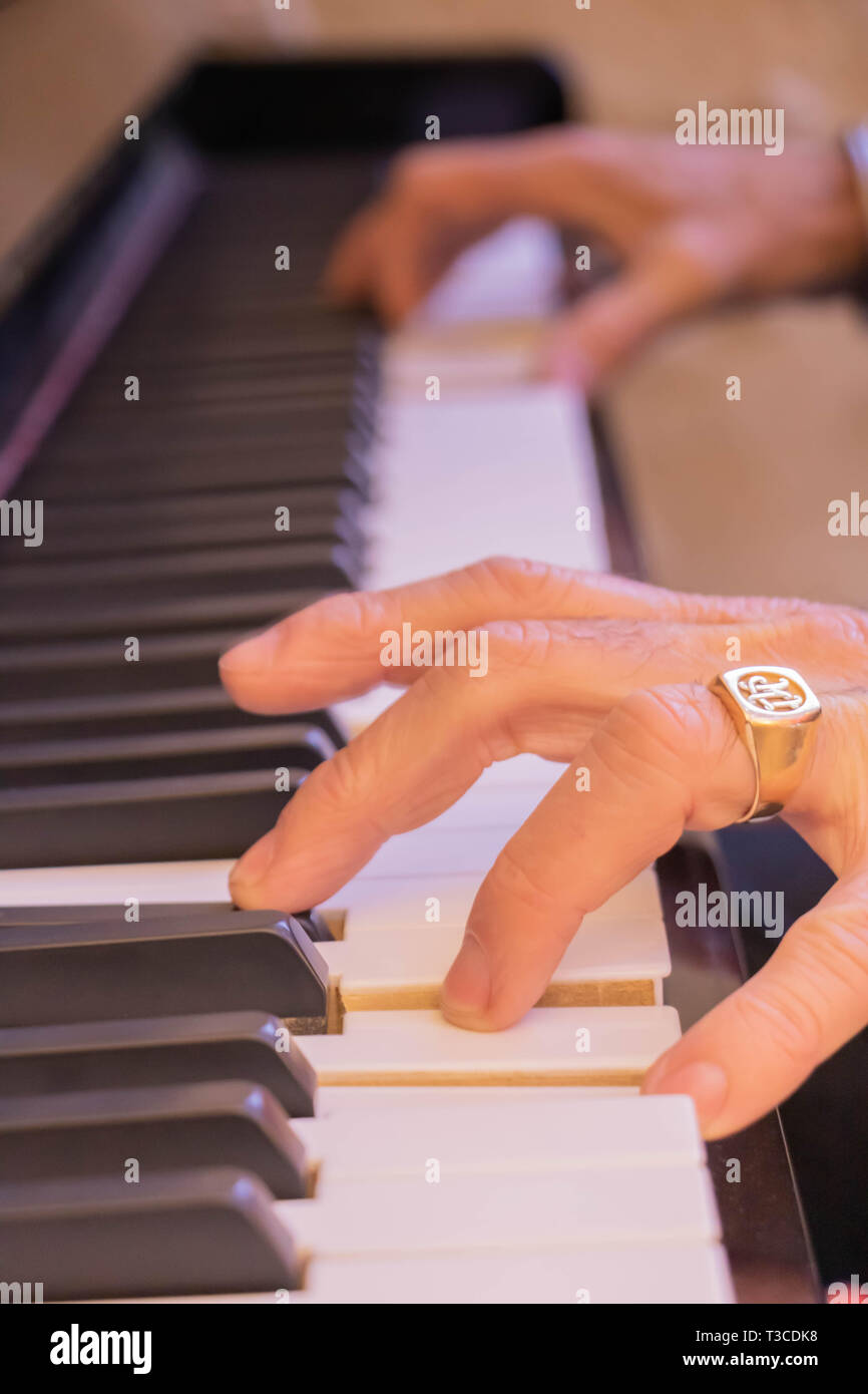 Piano keys hi-res stock photography and images - Alamy