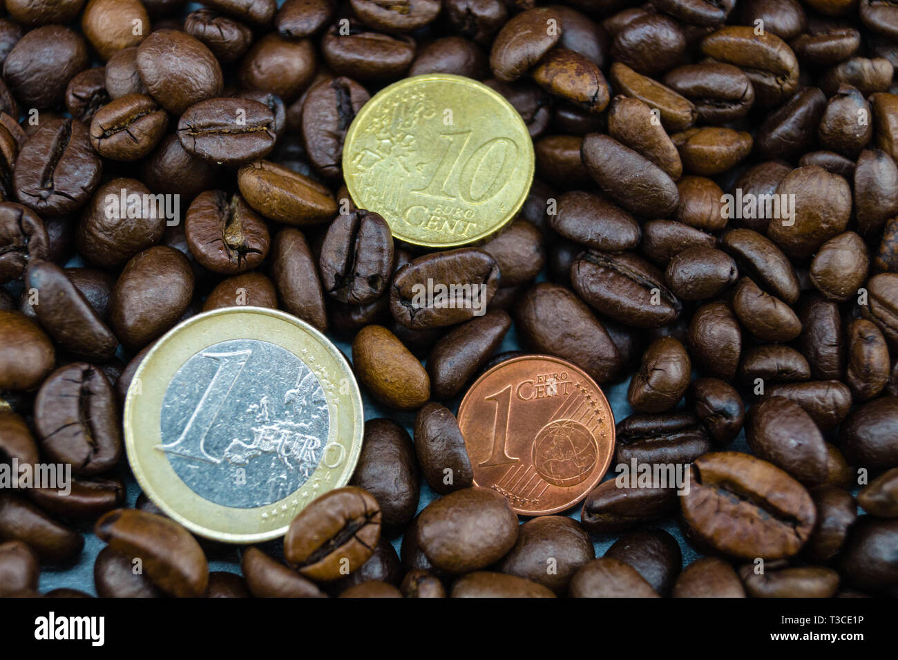 Paying restaurant bill dollars hi-res stock photography and images - Alamy