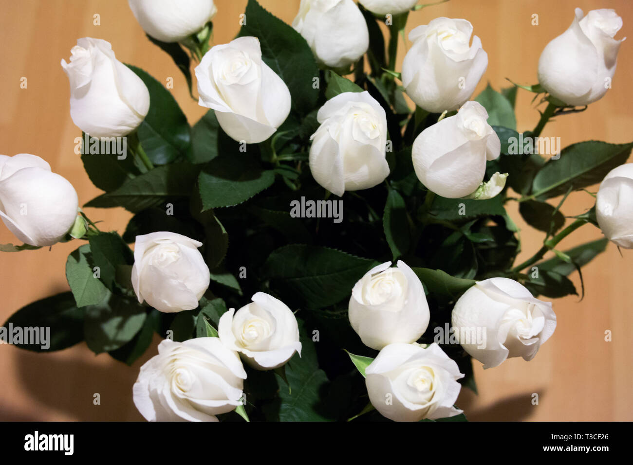 White roses bouquet gift hi-res stock photography and images - Alamy