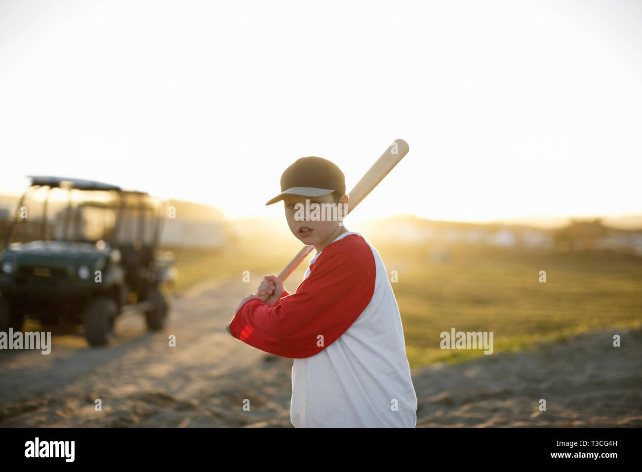 Children holding baseball bat hi-res stock photography and images - Alamy