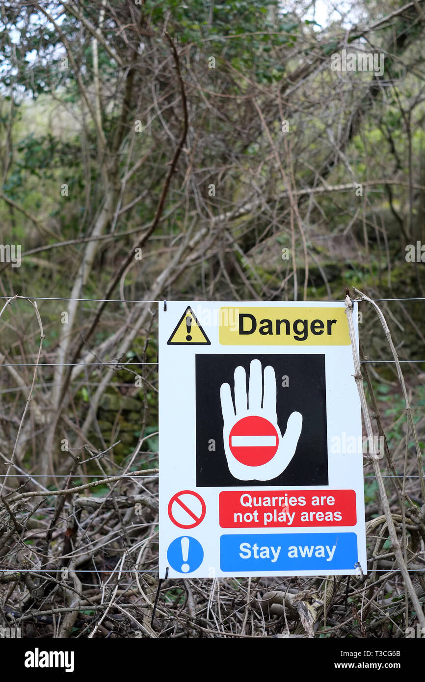 April 2019 - Quarry warning sign - keep out & danger Stock Photo - Alamy