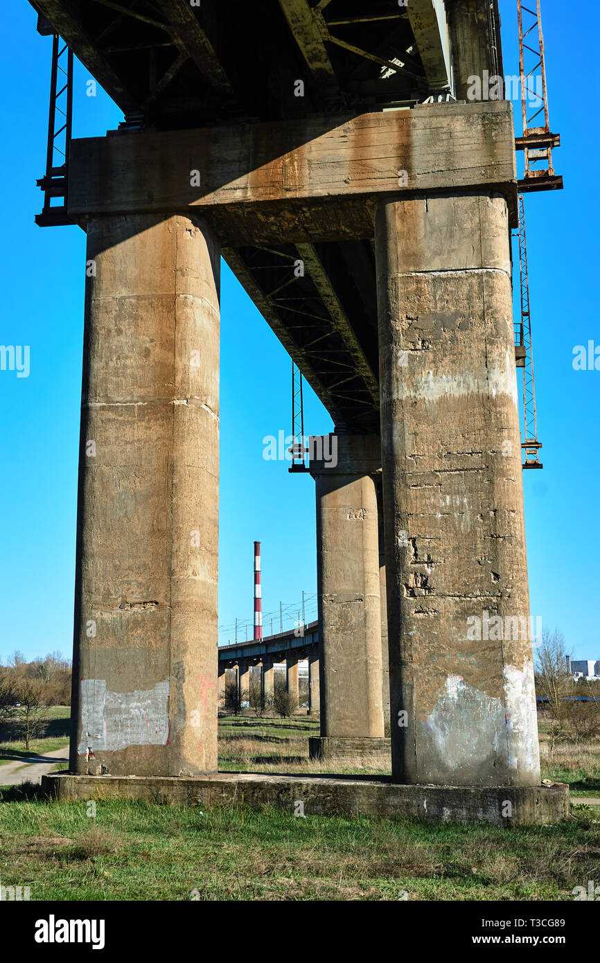 Concrete pillar supports hi-res stock photography and images - Alamy