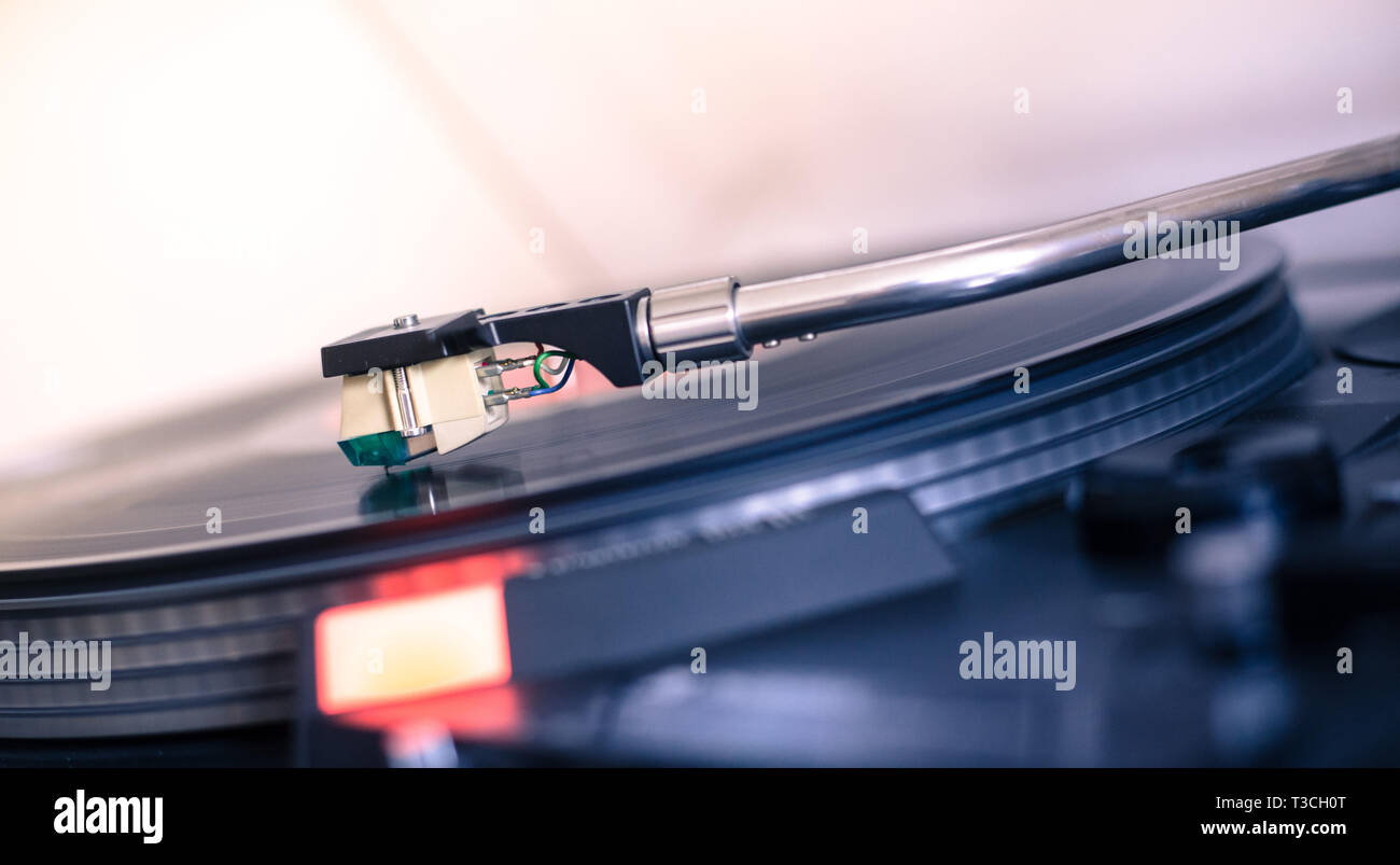 Close up picture of a record player, playing a record Stock Photo - Alamy