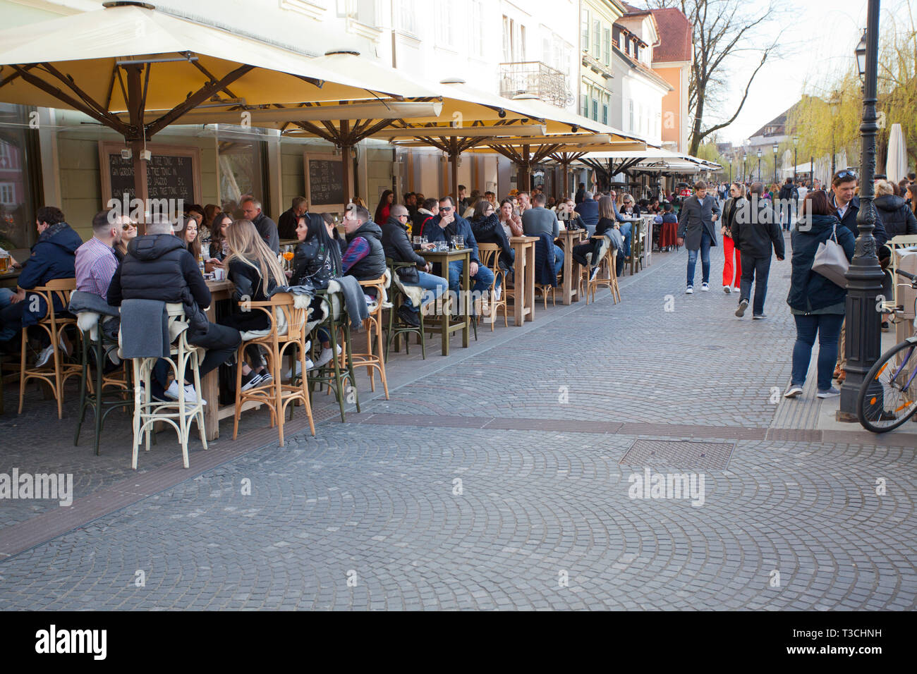 People eating at tables hi-res stock photography and images - Alamy