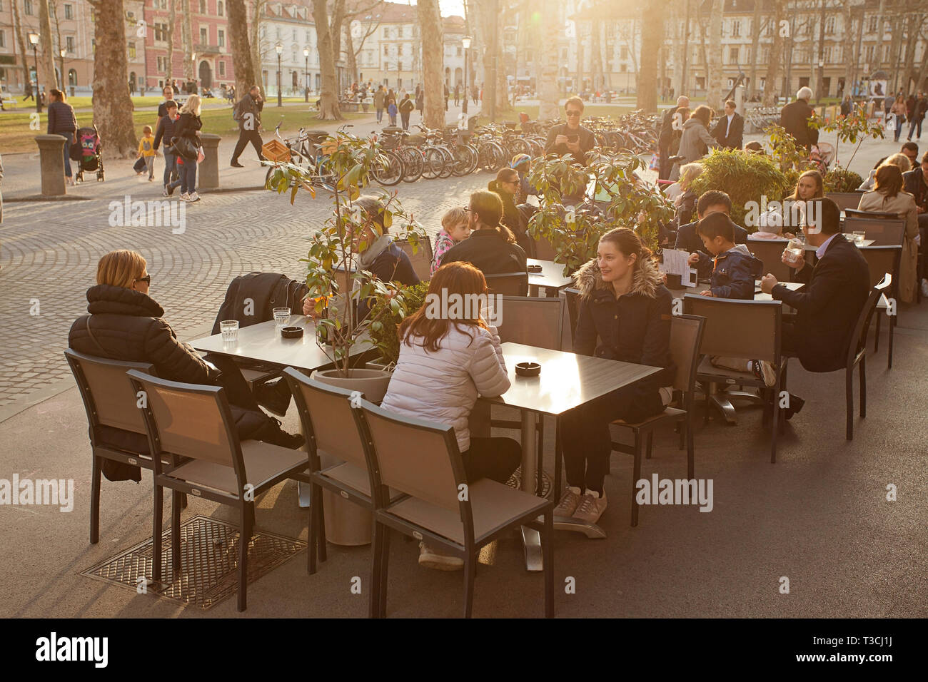 Atmosphere people hi-res stock photography and images - Alamy