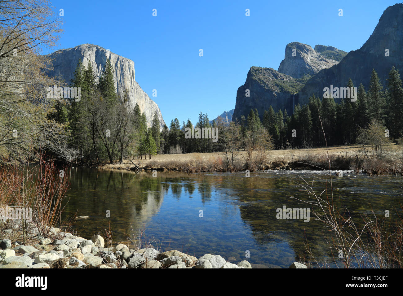Merced River, El Capitan and Cathedral Spires mountains, Yosemite ...