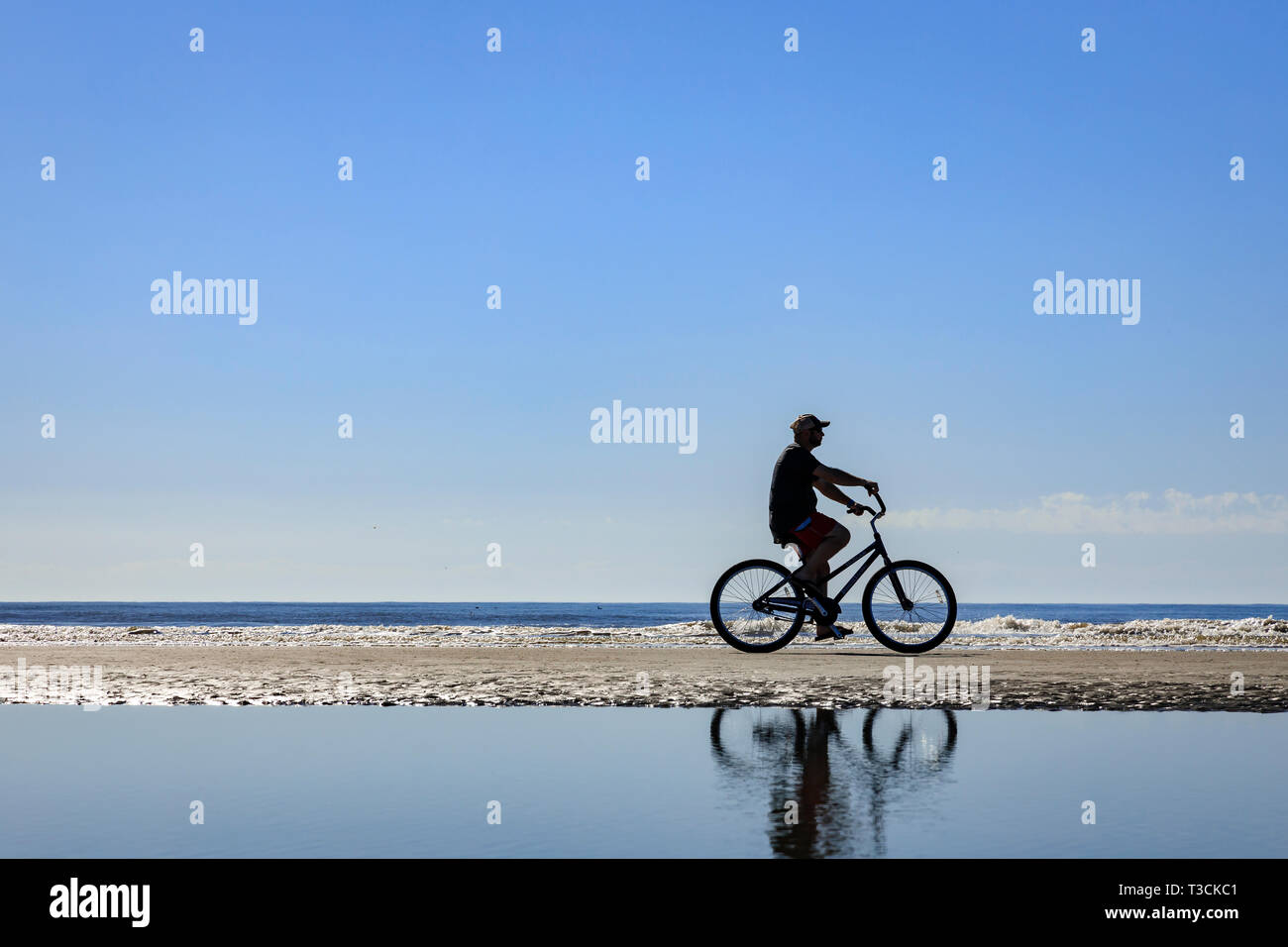 Bike ride at beach hi-res stock photography and images - Alamy
