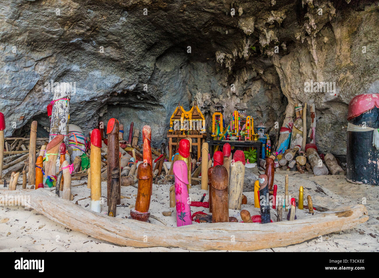 Railay beach cave hi-res stock photography and images - Alamy